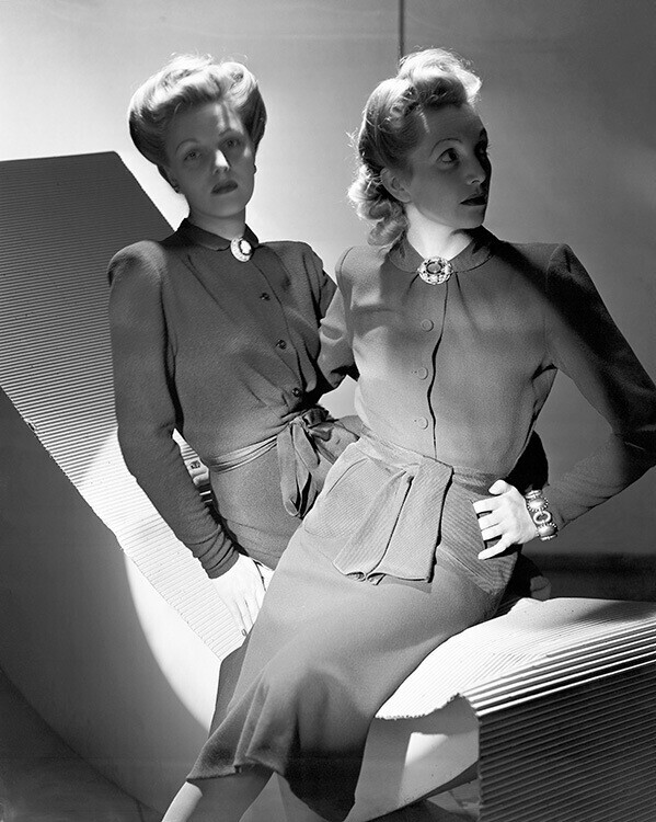 Они носят черные и темно-коричневые шерстяные платья от Frederick ...