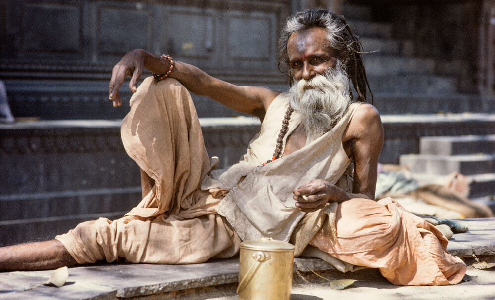 Отдыхающий садху, Индаур, Индия (1966), фотограф Эд ван дер Элскен ...