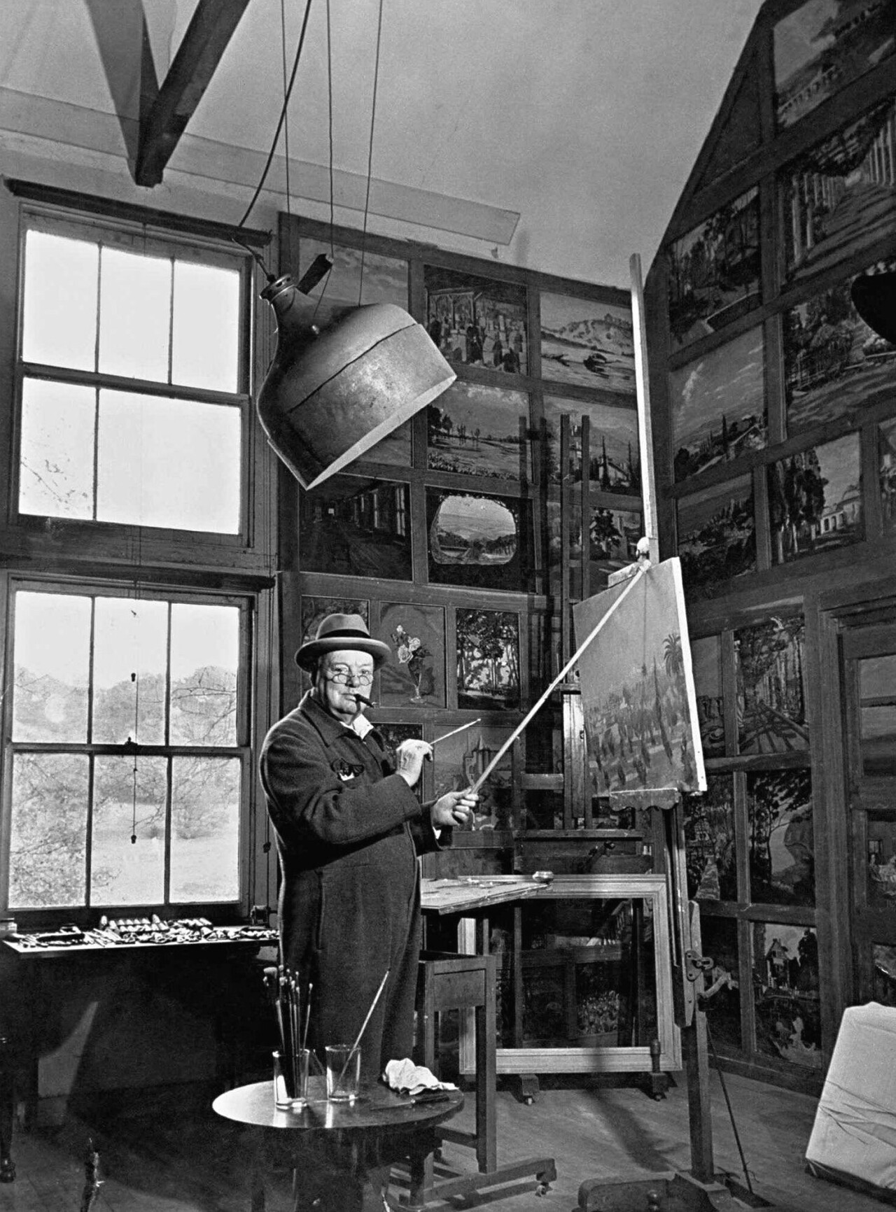 Уинстон Черчилль в своей художественной мастерской, Кент, Англия, 1945 ...