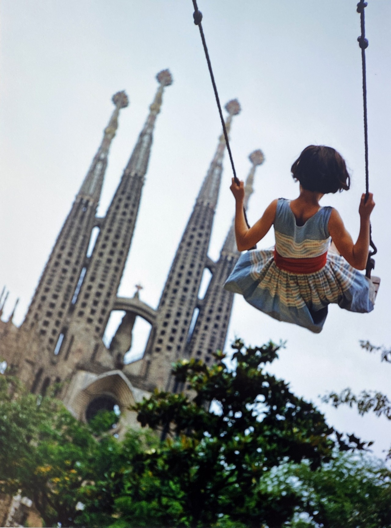 Качели и Храм Святого Семейства, Барселона, 1959. Фотограф Берт Глинн ...