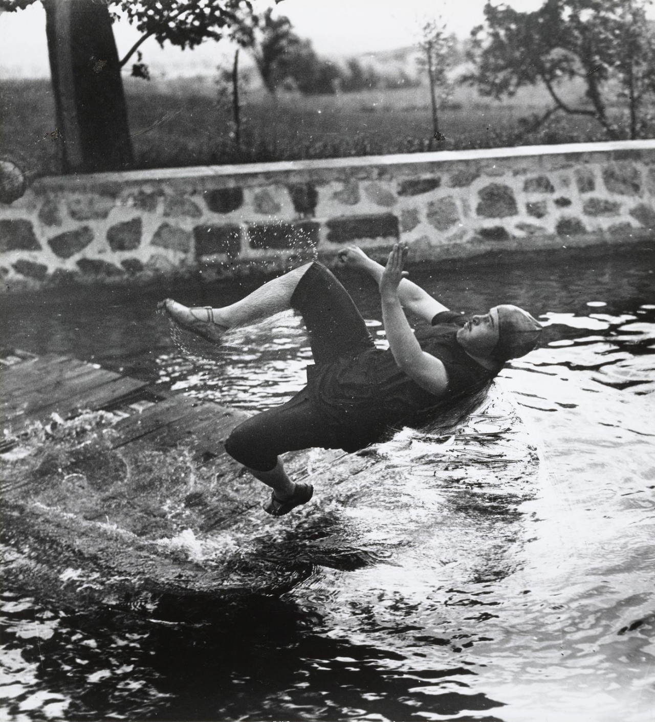 Бассейн в Шато-де-Рузат, мой кузен Жан Хаге, 1910. Фотограф Жак Анри ...