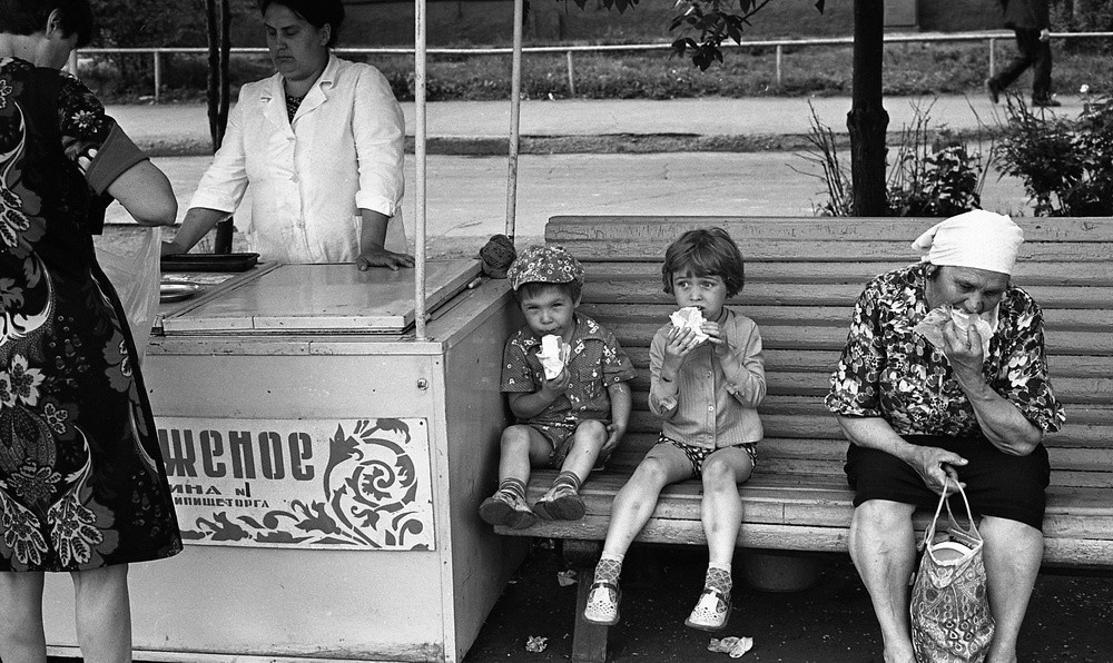 Мороженое. Новокузнецк, 1983. Фотограф Владимир Воробьев / Фото ...