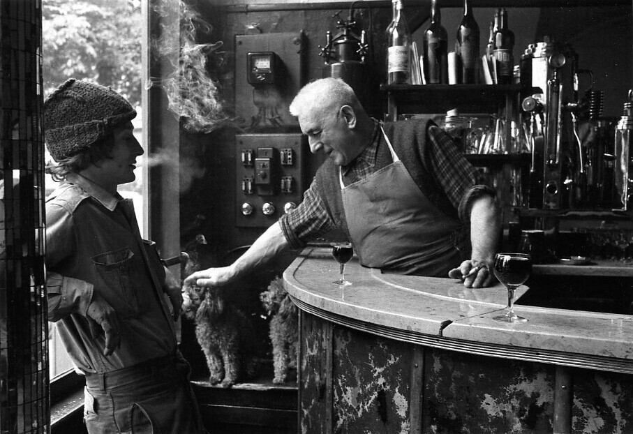 В баре. Фотограф Робер Дуано / Фото / Камералабс